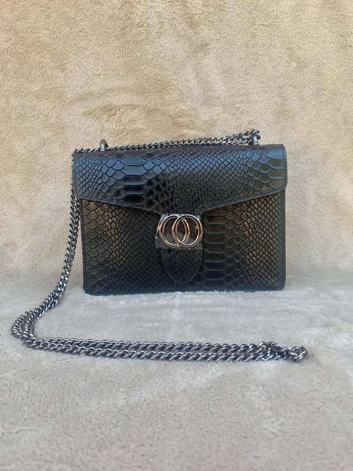 Pochette en cuir motif Croco noir - Le shop de Chloé